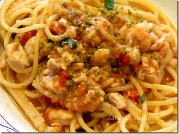 Spaghetti con pesce spada, melanzane, pomodorini e granella di mandorle ...