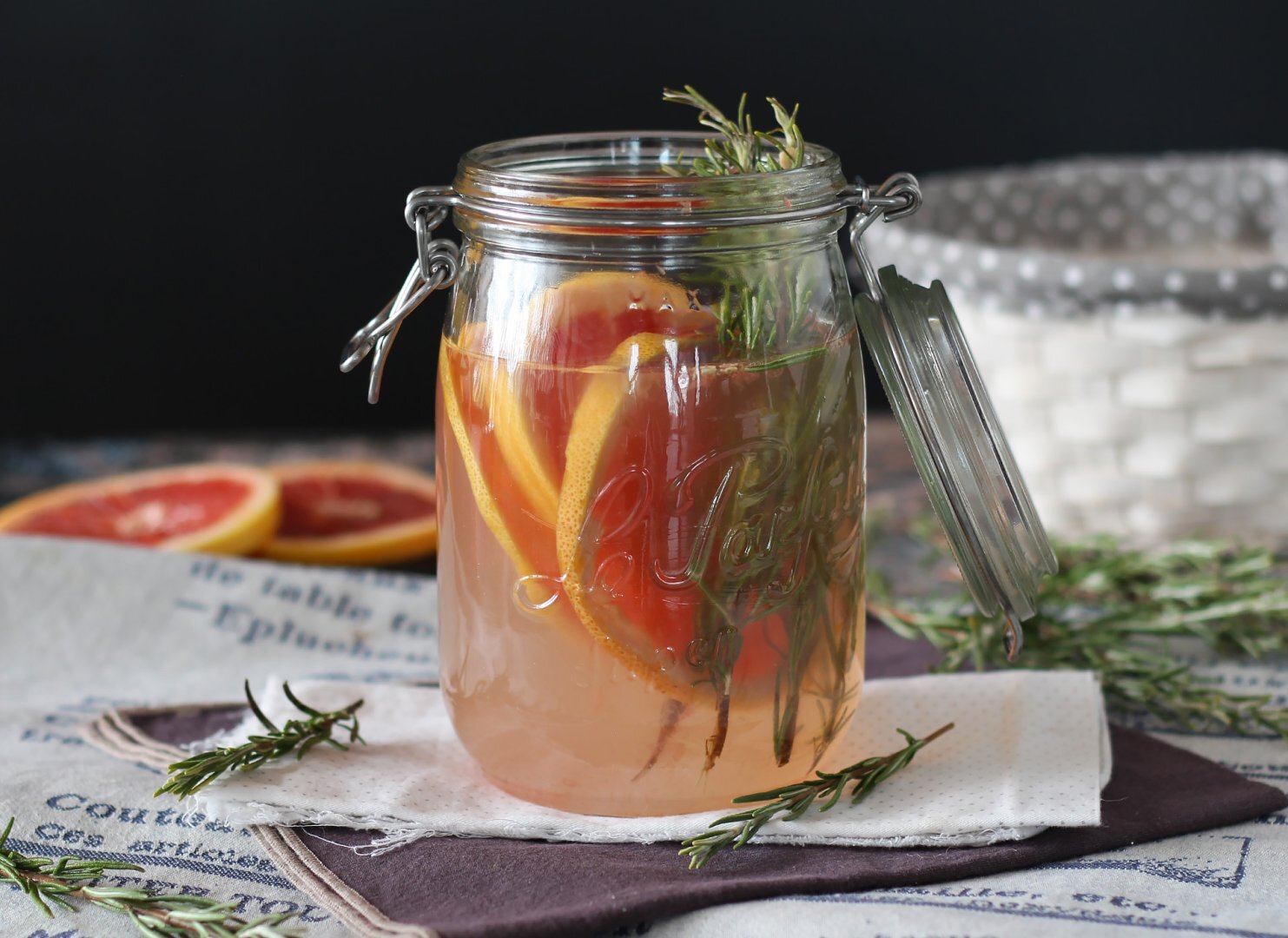 Ricetta acqua aromatizzata pompelmo e rosmarino detox