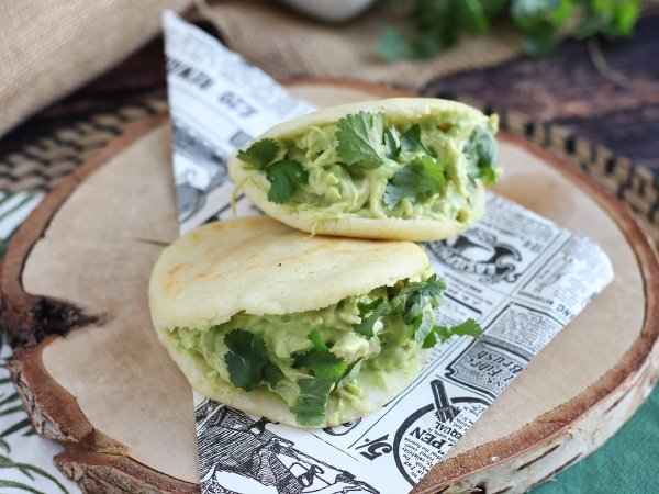 Ricetta arepas venezuelane con pollo e avocado