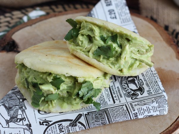Ricetta arepas venezuelane con pollo e avocado