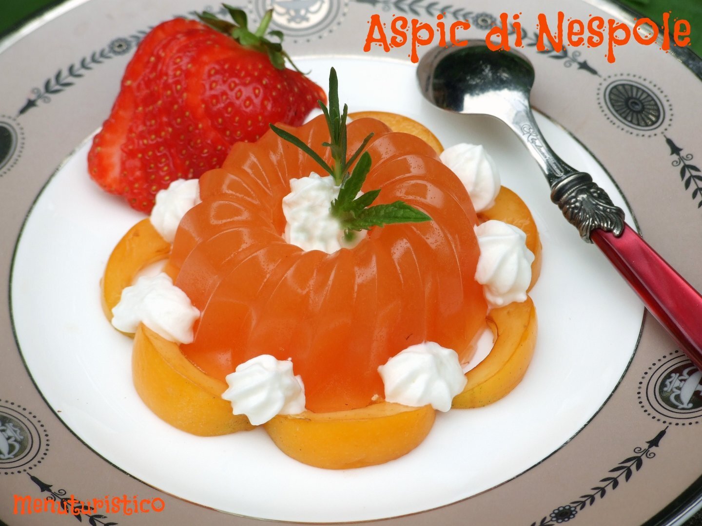 Aspic di nespole con fragole e panna - Ricetta Petitchef