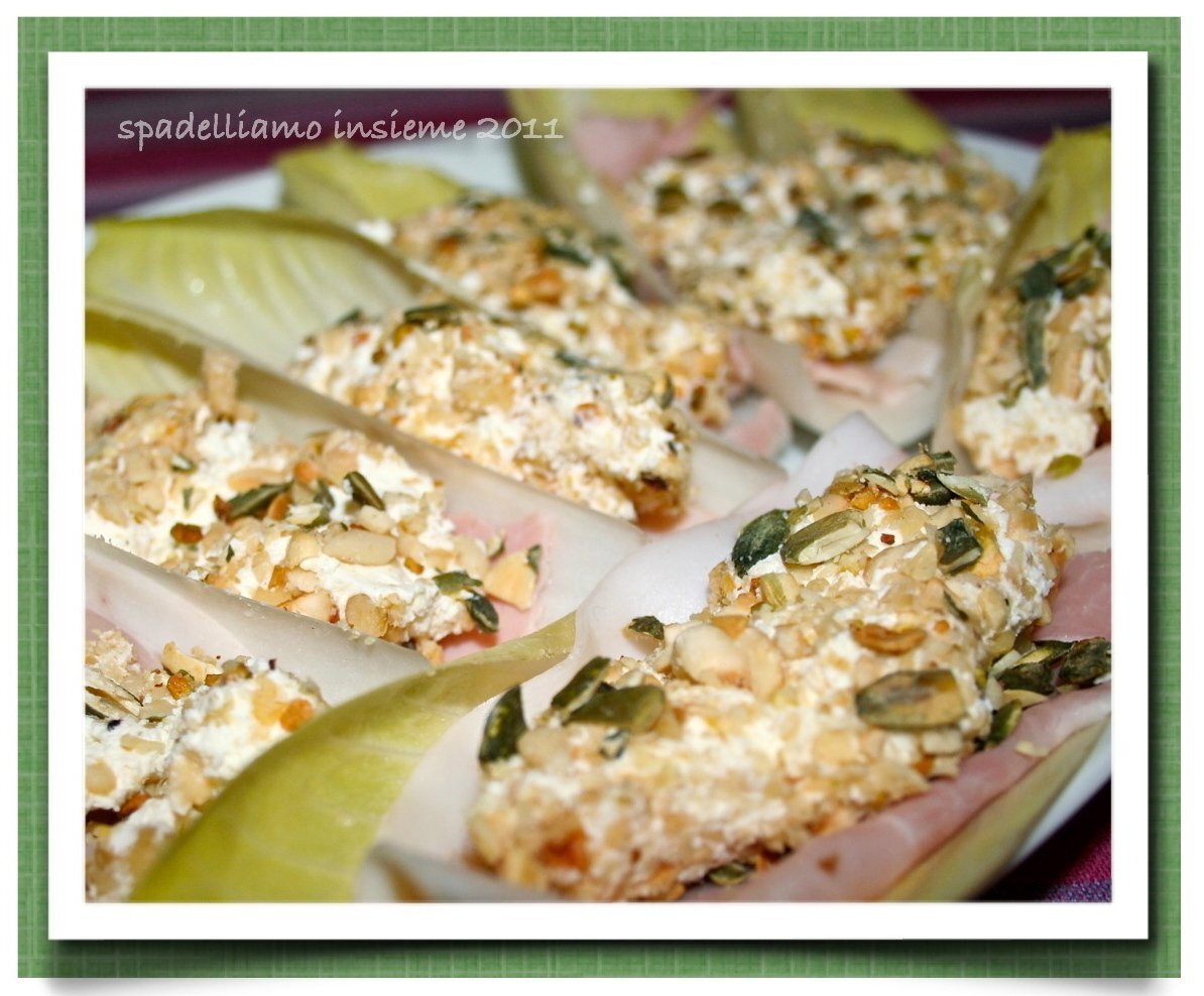 Barchette di indivia con robiola e frutta secca