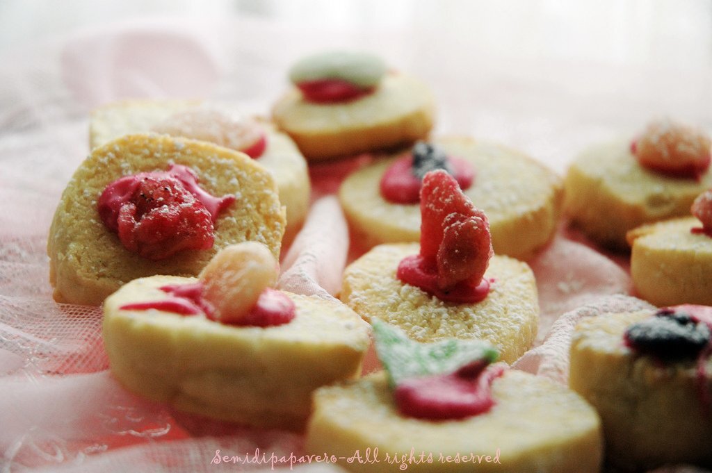 Ricetta biscotti all'acqua di rose e petali di fiori