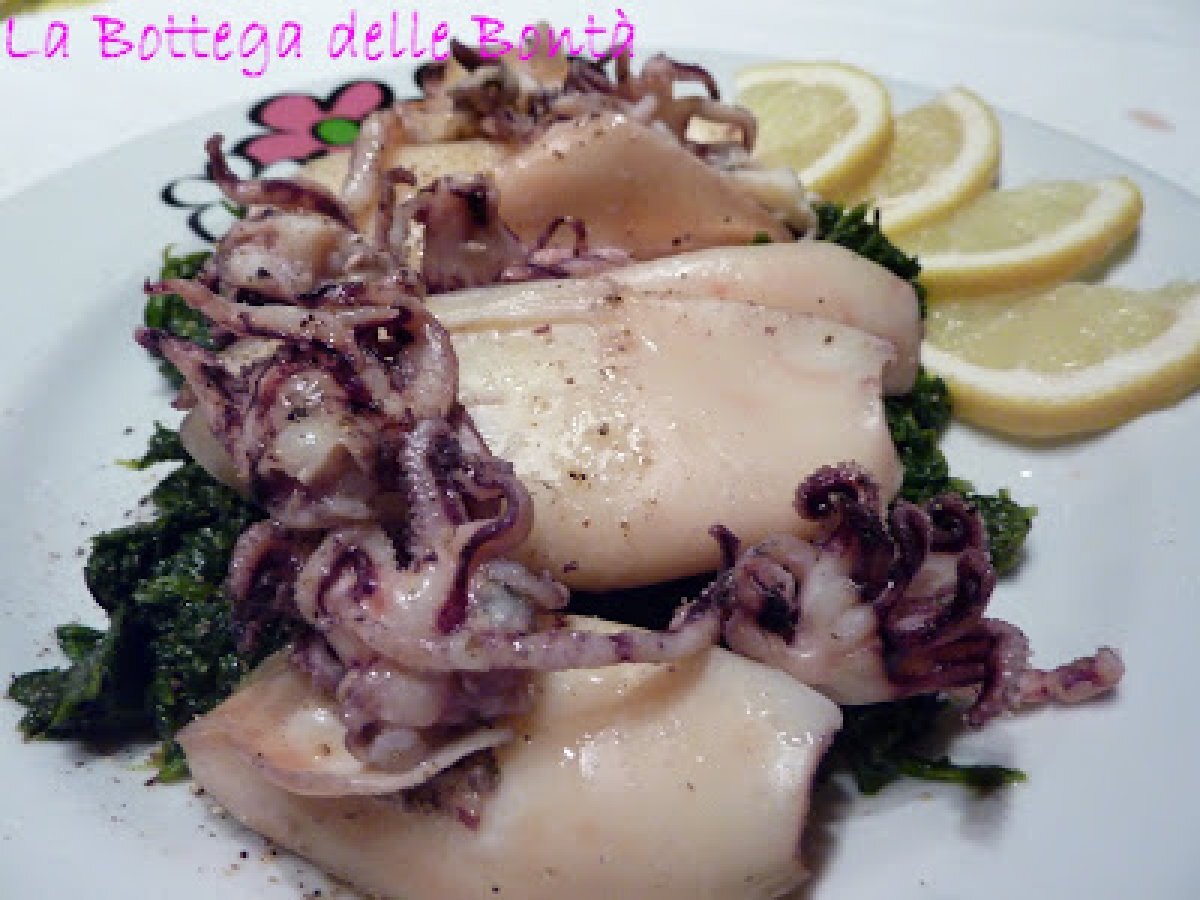 Ricetta calamaretti al vapore su spinaci saltati