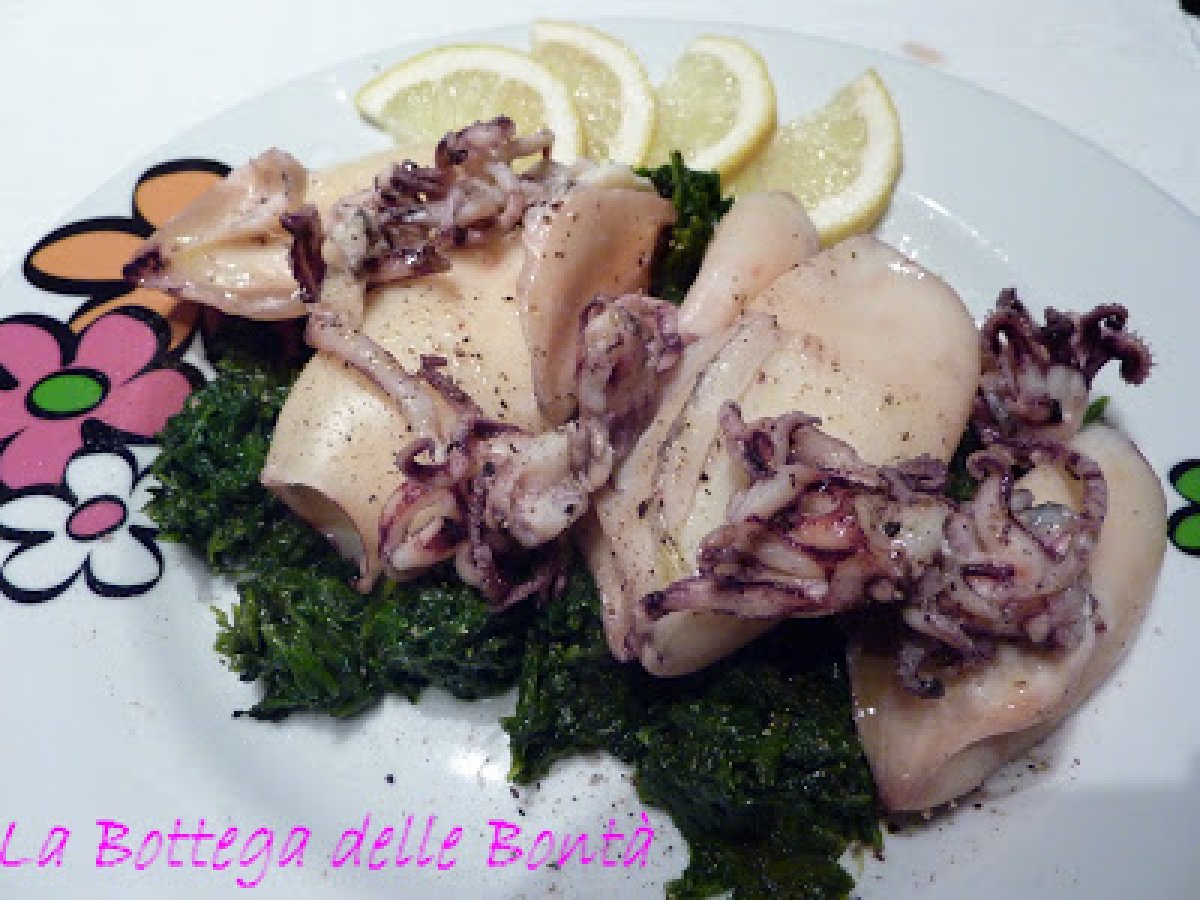 Ricetta calamaretti al vapore su spinaci saltati