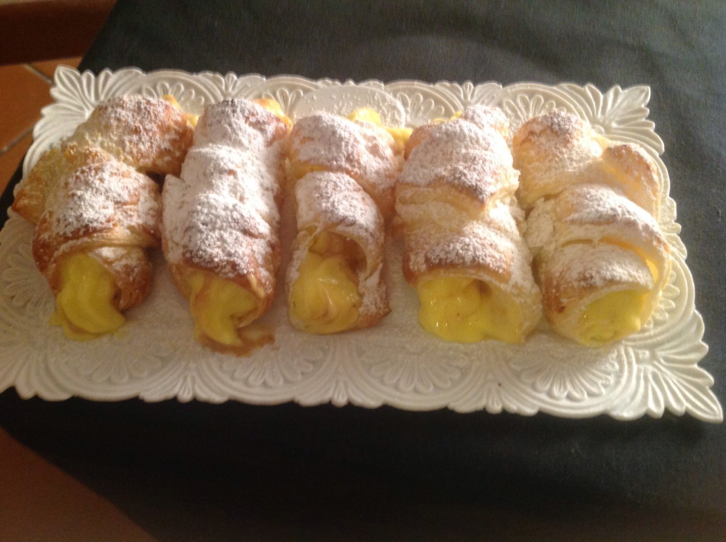 Cannoncini sprint di sfoglia alla crema pasticciera - Ricetta Petitchef