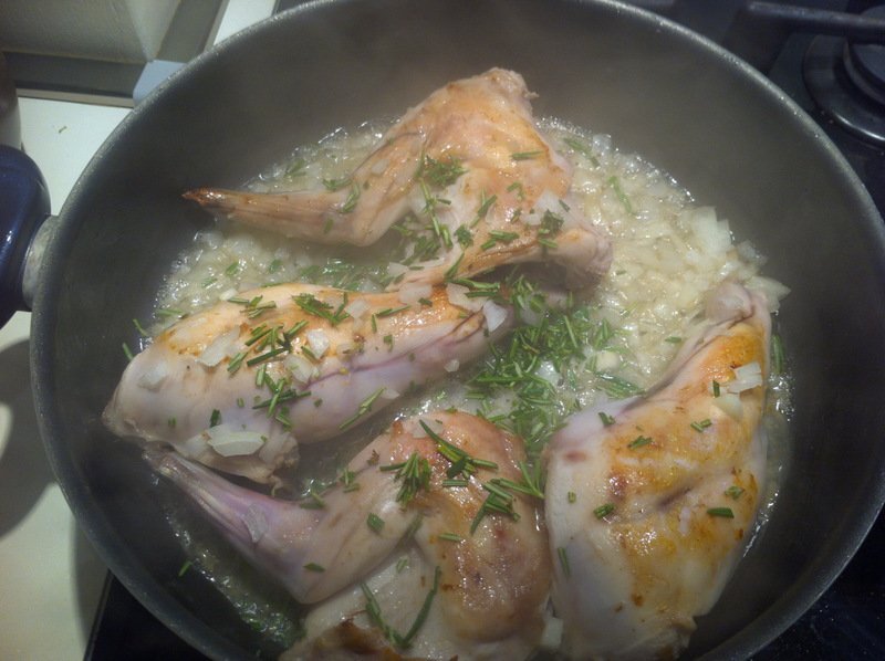 Ricetta coniglio in umido bianco semplice e gustosa