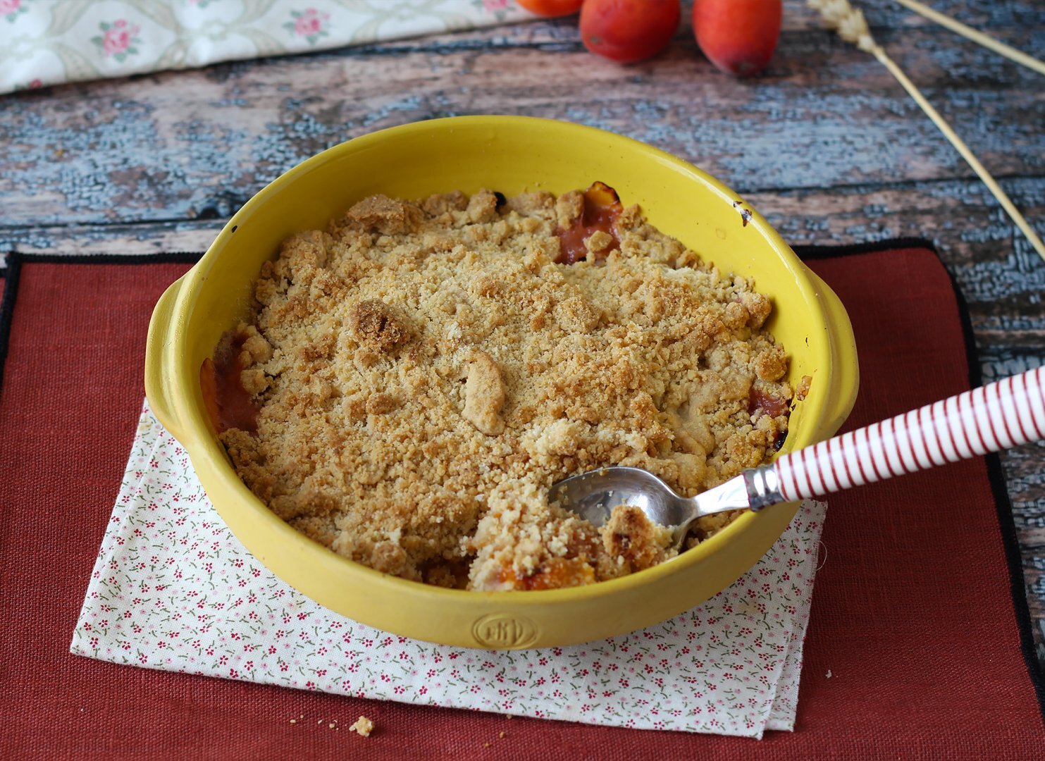 Crumble di albicocche, la ricetta facile e veloce - Ricetta Petitchef