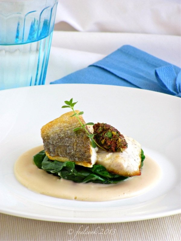 Filetto di orata con salsa di grissini, capperi e olive - Ricetta Petitchef