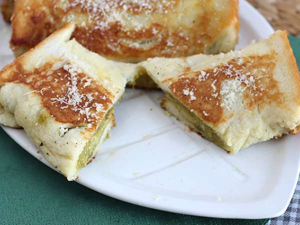 Toast francese salato al pesto: ricetta facile e sfiziosa