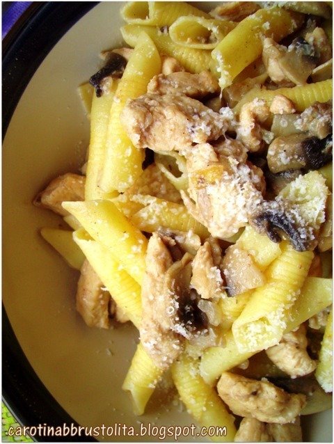 Garganelli con pollo e funghi - Ricetta Petitchef