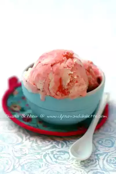 Ricetta gelato allo yogurt e fragola variegato