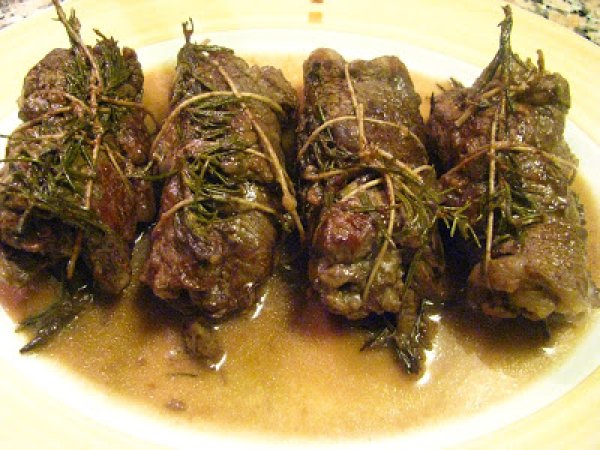 Involtini di roast beef con pecorino dolce al barolo - Ricetta Petitchef