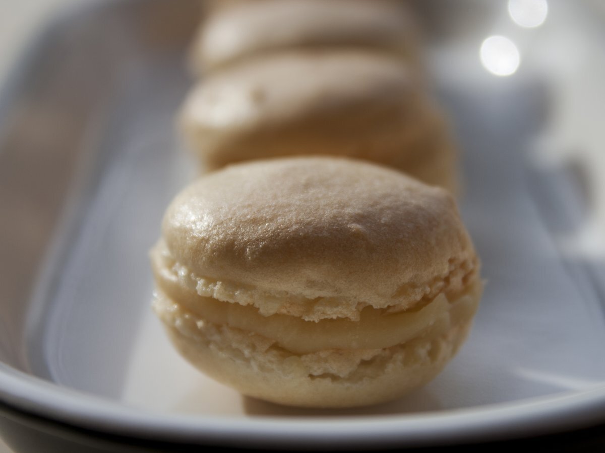 Macaron classici con crema al caramello salato - Ricetta Petitchef