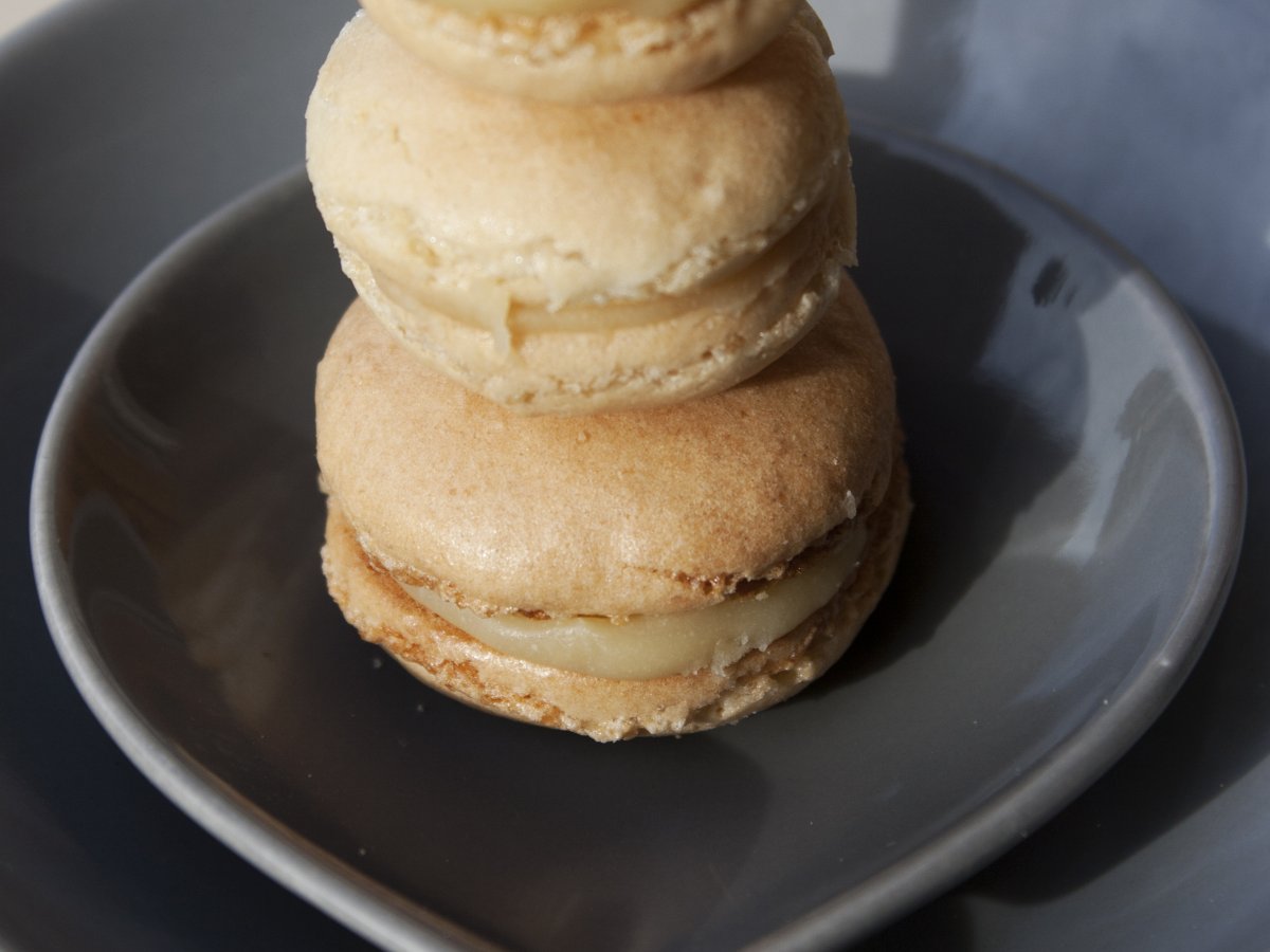 Macaron classici con crema al caramello salato - Ricetta Petitchef