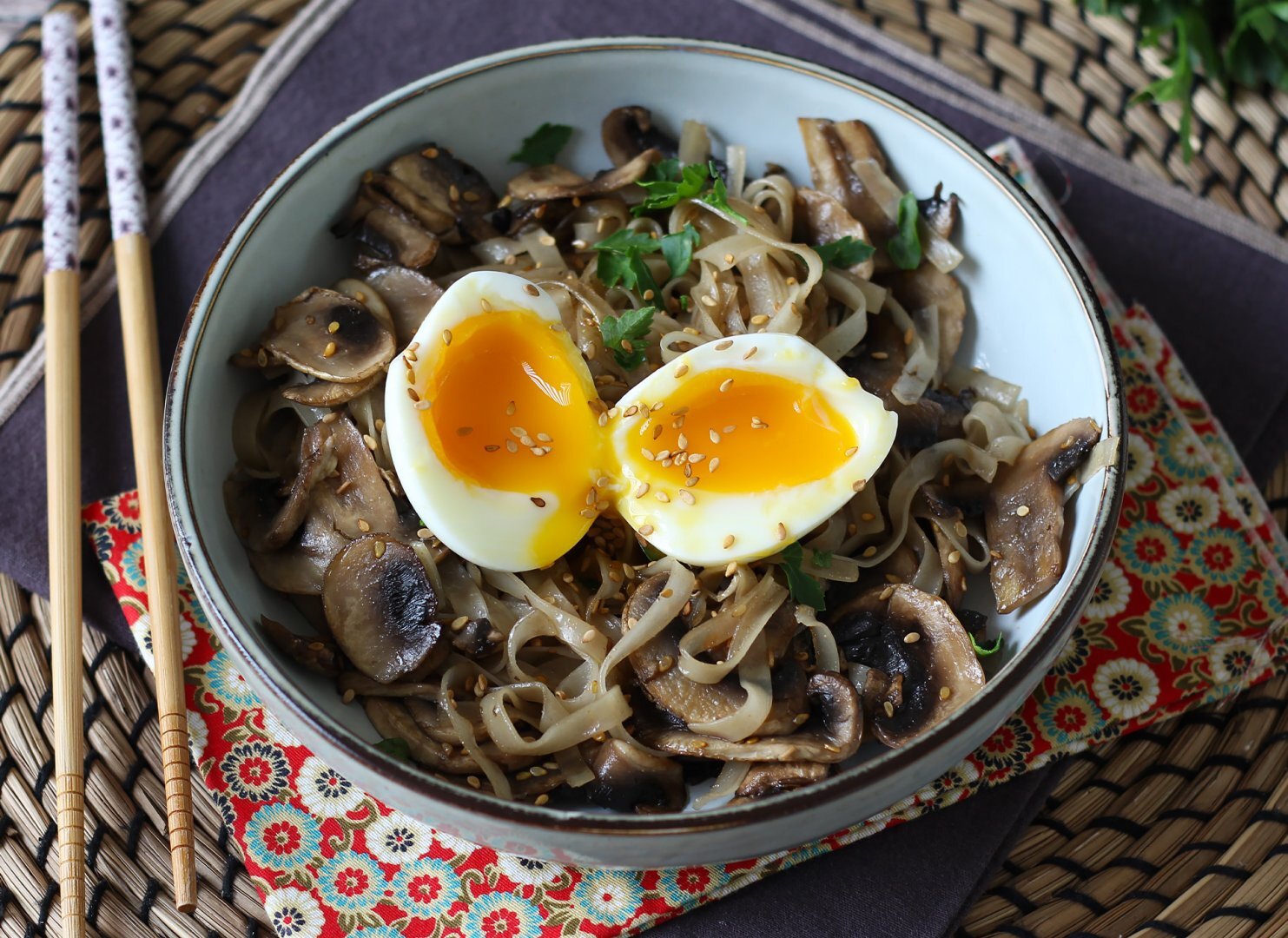 Noodles di riso con funghi e uova: ricetta vegetariana