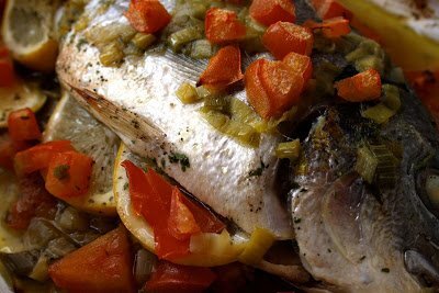 Orata al cartoccio con porri - Ricetta Petitchef