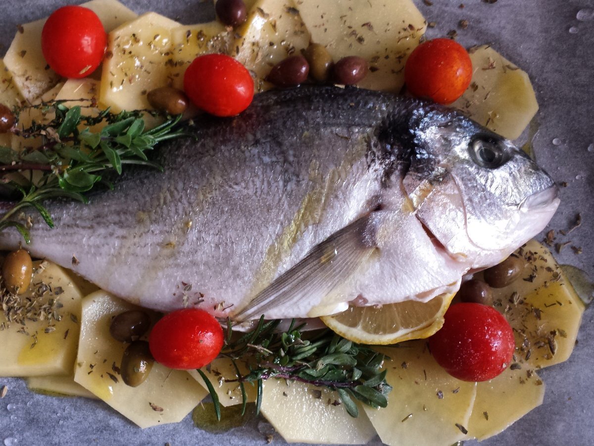 Orata al forno con patate, ciliegini, olive nere ed erbette - Ricetta ...