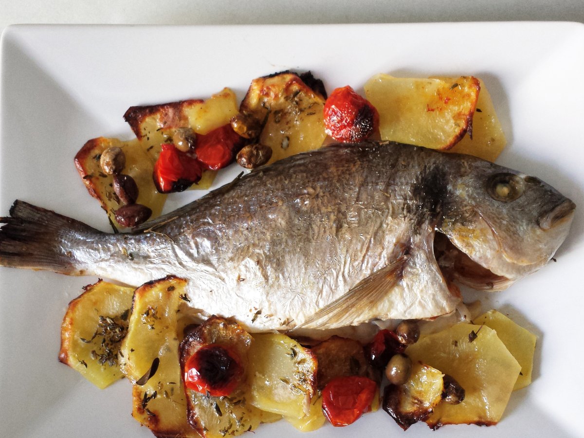 Orata al forno con patate, ciliegini, olive nere ed erbette - Ricetta ...
