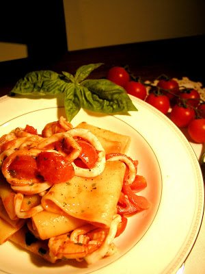Paccheri con calamari e gamberi - Ricetta Petitchef