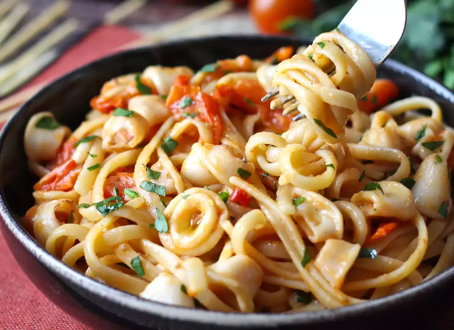Pasta con calamari surgelati e pomodorini: ricetta semplice e saporita