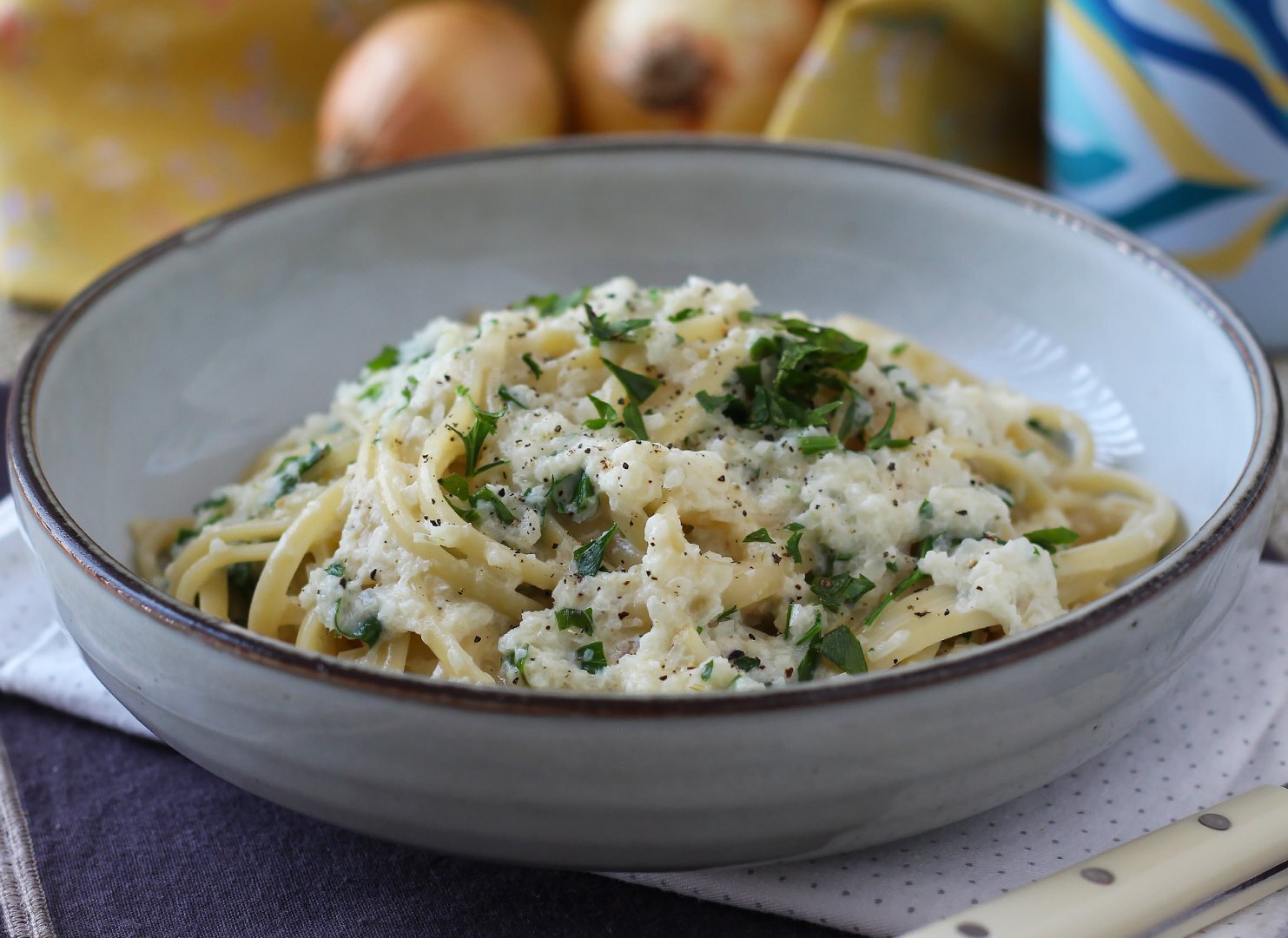 Ricetta pasta cremosa con cipolla: piatto sfizioso ed economico