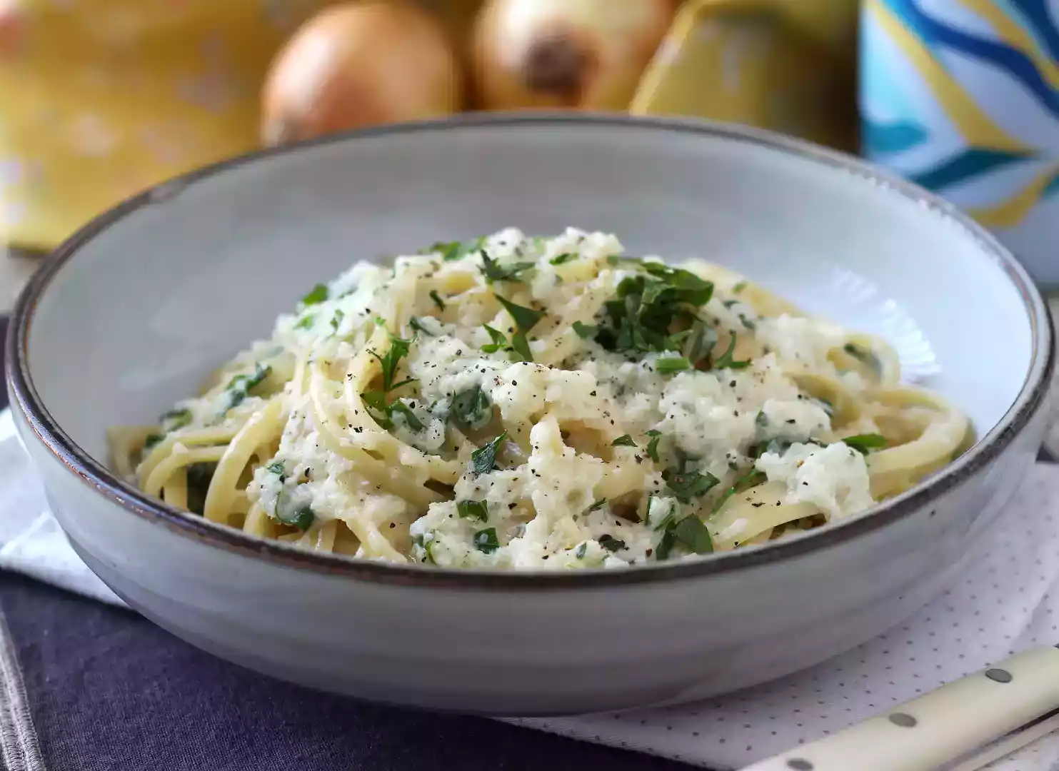 Ricetta pasta cremosa con cipolla: piatto sfizioso ed economico