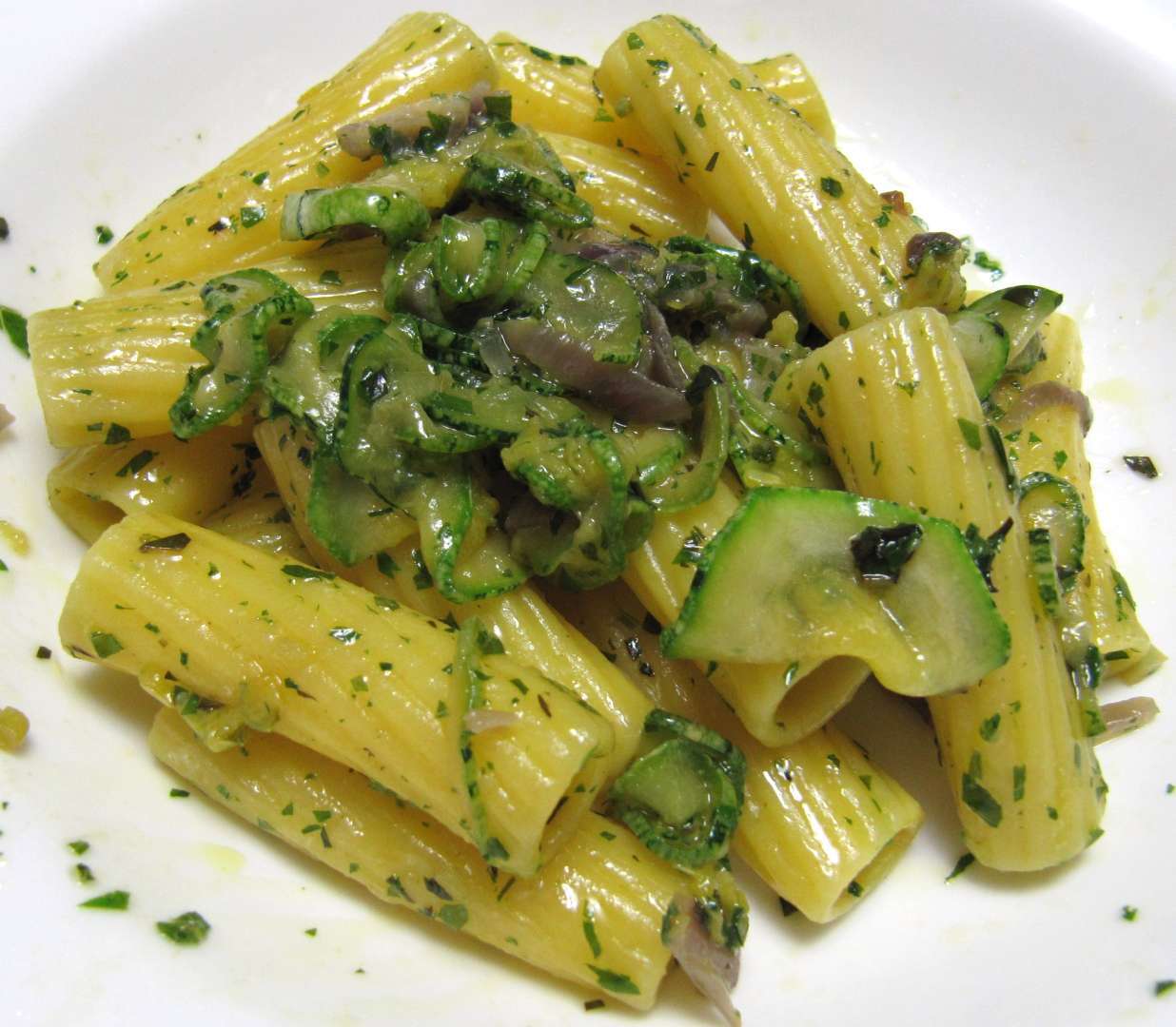 Pasta gialla con le zucchine - Ricetta Petitchef