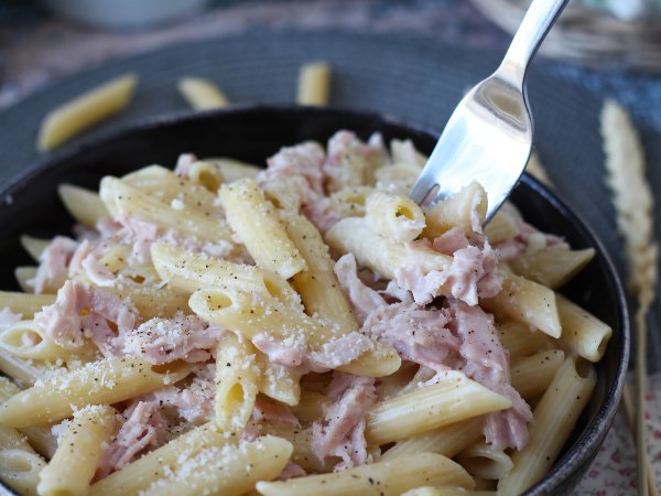 Pasta panna e prosciutto: cremosa, veloce e irresistibile!