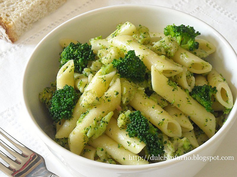 Penne con broccoli, alici e mollica - Ricetta Petitchef