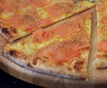 Pizza al salmone e mozzarella - Ricetta Petitchef