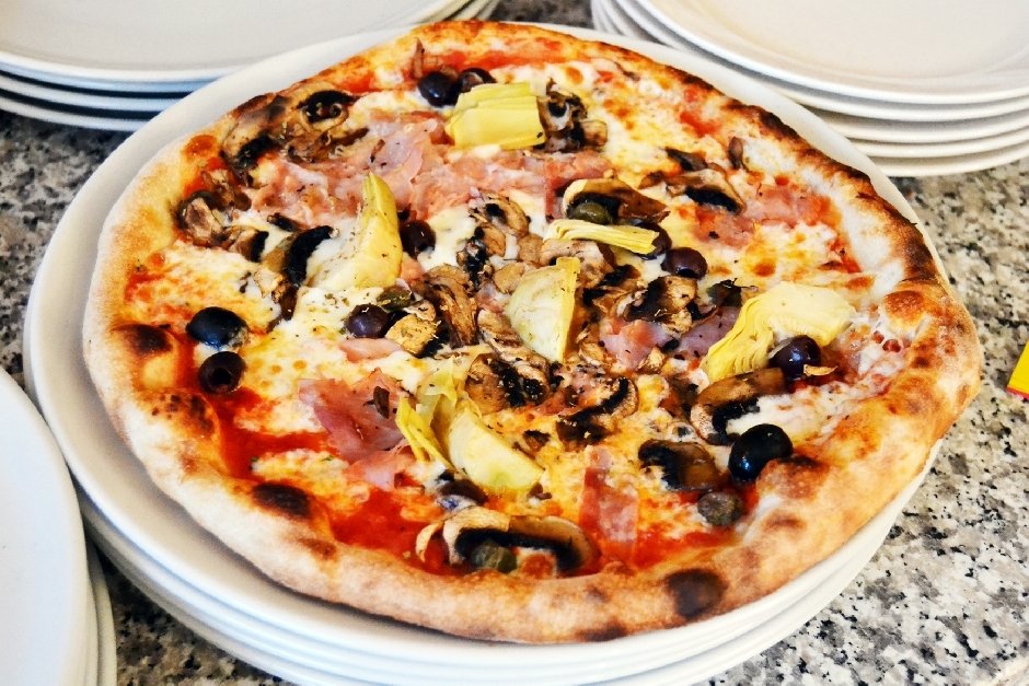 Ricetta pizza capricciosa: ingredienti e preparazione