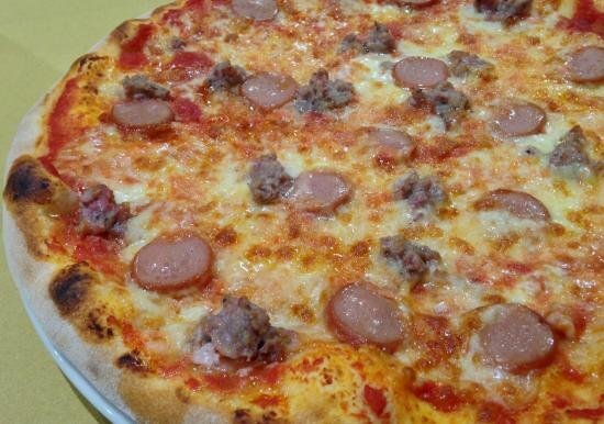 Ricetta pizza con wurstel e salsiccia
