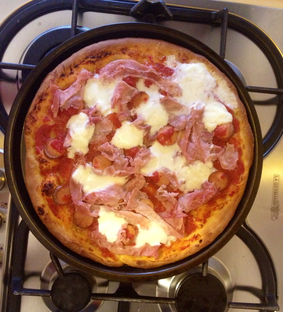 Ricetta pizza prosciutto e wurstel semplice e veloce