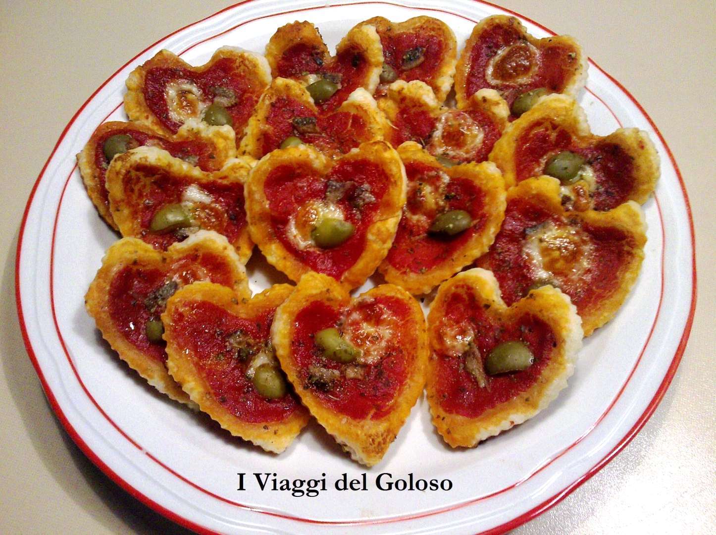 Ricetta pizzette di sfoglia a forma di cuore semplici