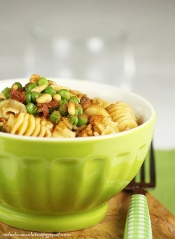 Ricetta radiatori al pesto di pomodori secchi e piselli