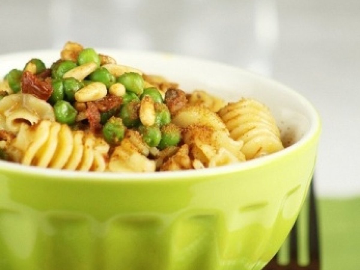 Ricetta radiatori al pesto di pomodori secchi e piselli