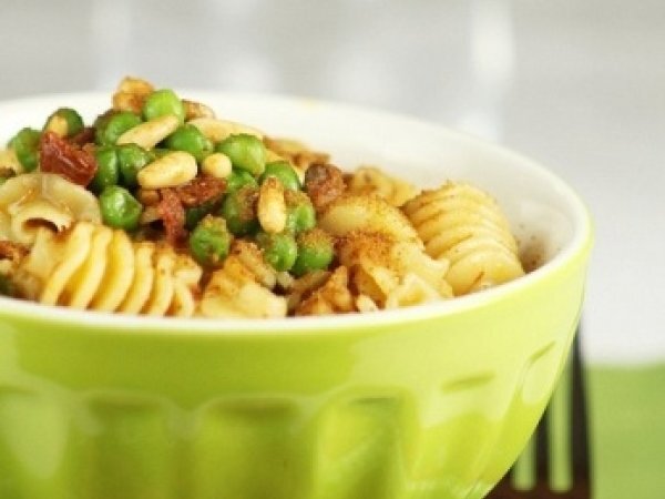 Ricetta radiatori al pesto di pomodori secchi e piselli