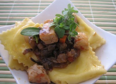 Ravioloni di ricotta al ragù di pollo ruspante - Ricetta Petitchef
