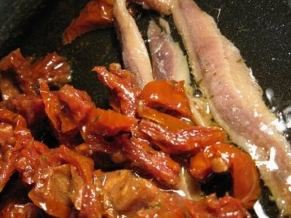 Riso rosso del principato di lucedio con pomodori, capperi e acciughe ...