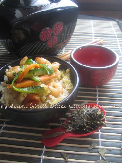 Riso thai integrale con verdure e gamberetti ricetta