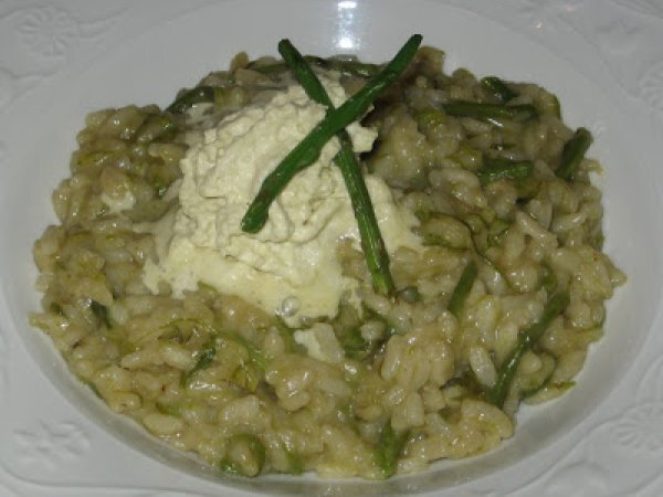 Risotto con asparagi selvatici e spuma al basilico - ricetta