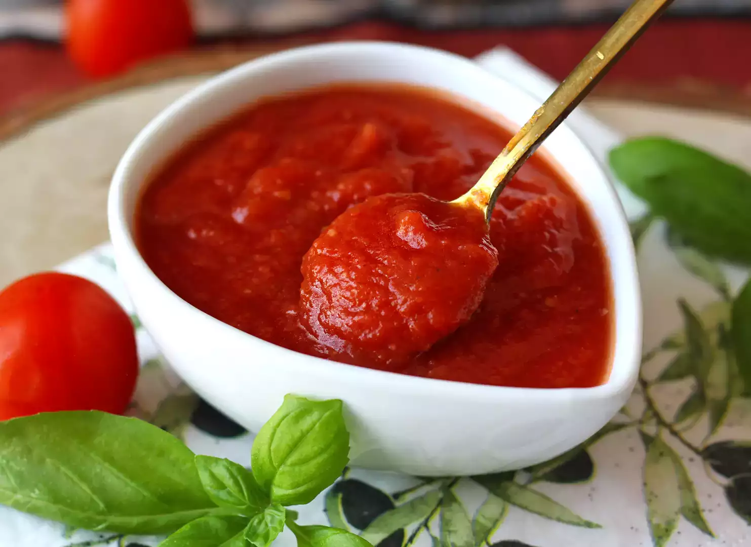 Salsa di pomodoro cruda per pizza e pinsa: ricetta facile, veloce e ...