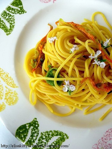 Spaghetti con fiori, zafferano e rosmarino