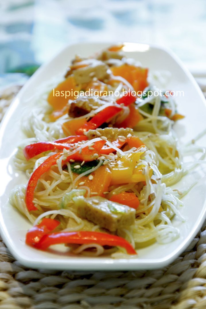 Ricetta spaghetti di soya con verdure e seitan al wok