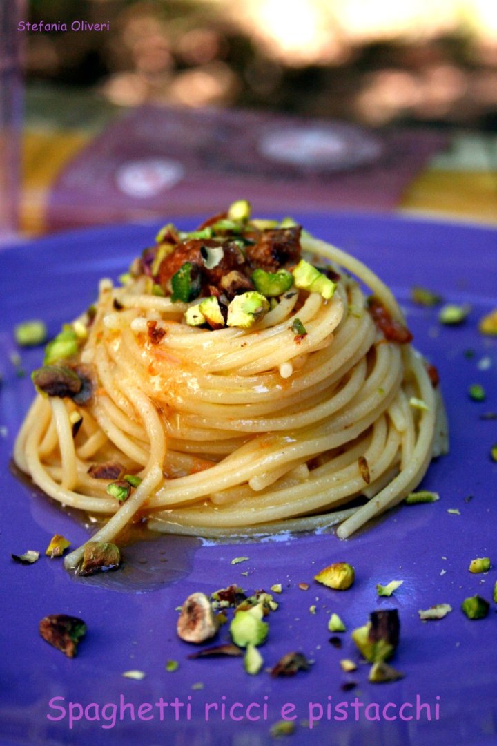 Spaghetti ricci e pistacchi