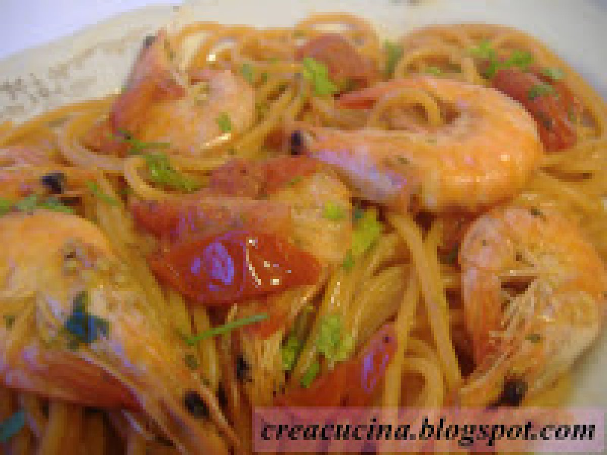 Ricetta spaghetti rossi con gamberi e pomodorini piccanti