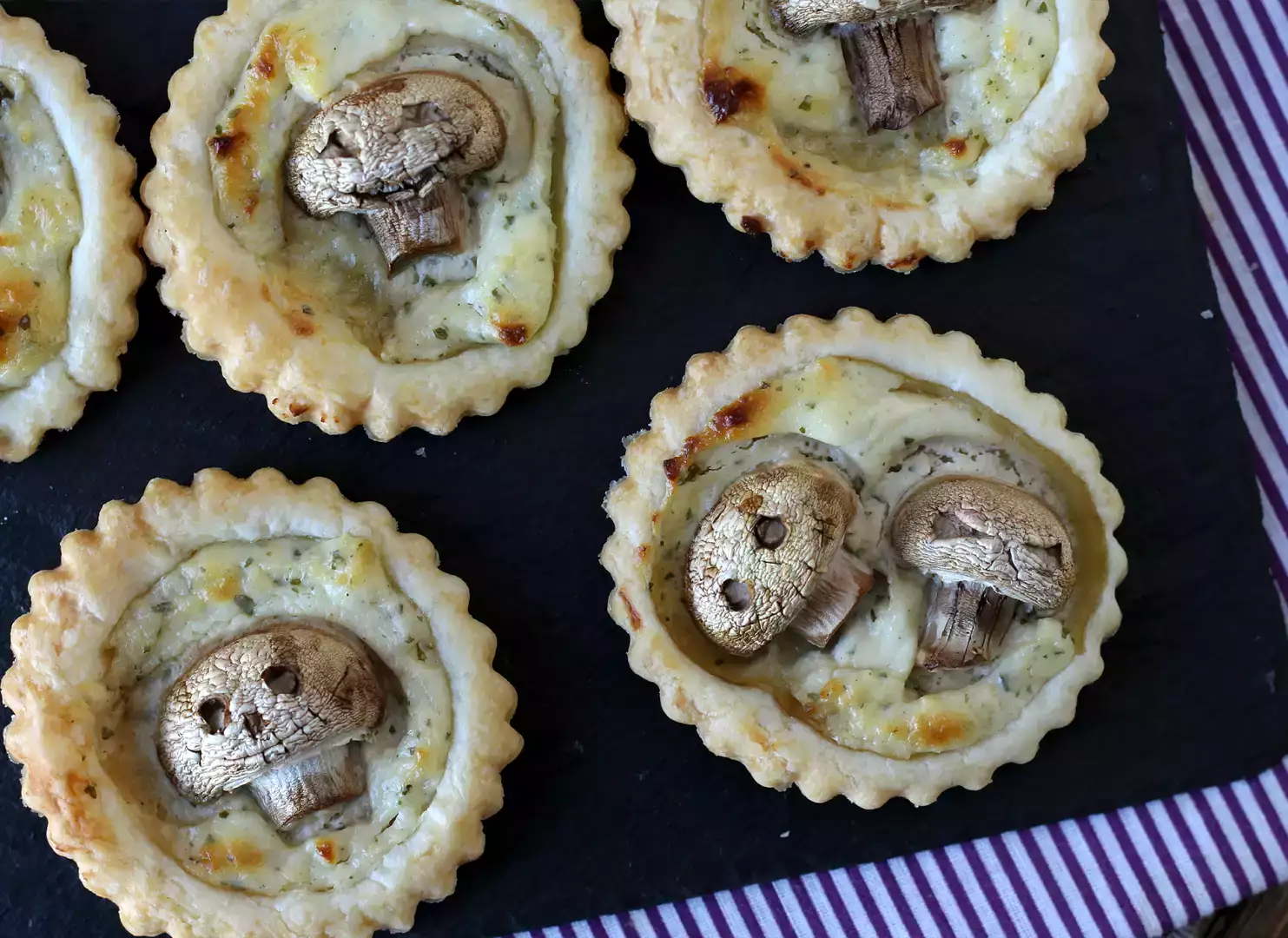Tartellette di halloween con funghi e formaggio fresco aromatizzato