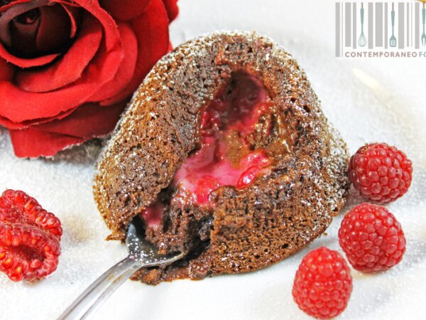Tortino al cioccolato fondente con cuore morbido ai lamponi - Ricetta ...